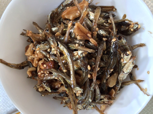 Cá mòi Niboshi rang nước tương Nhật tại Hachi Hachi Blog